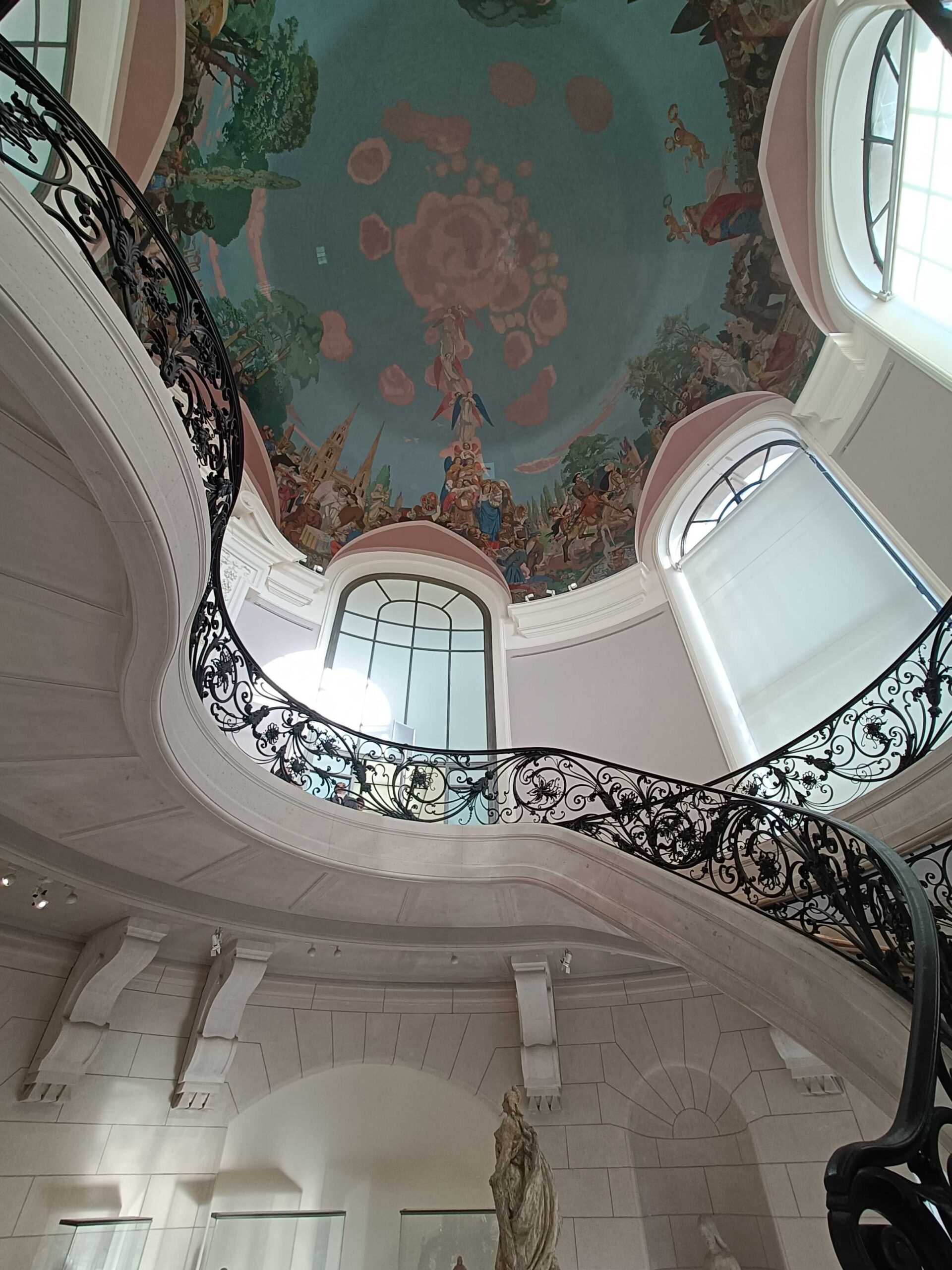 Le Petit Palais : un grand bâtiment qui renferme le musée des Beaux ...